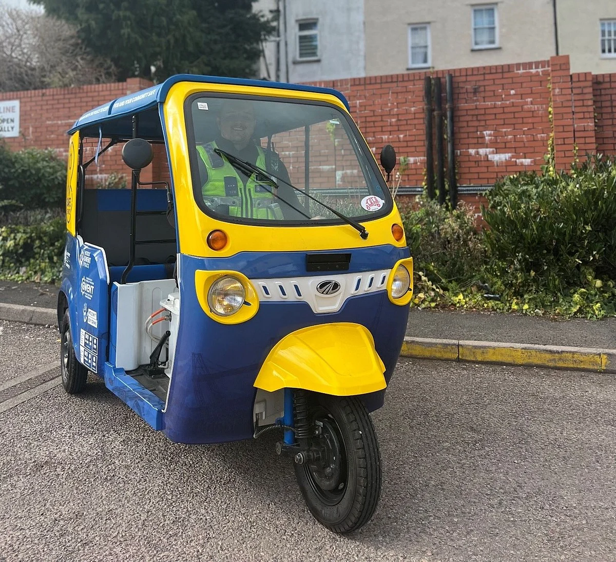 Tuk-tuk goes to Europe: UK police hire three-wheeler to patrol local ...
