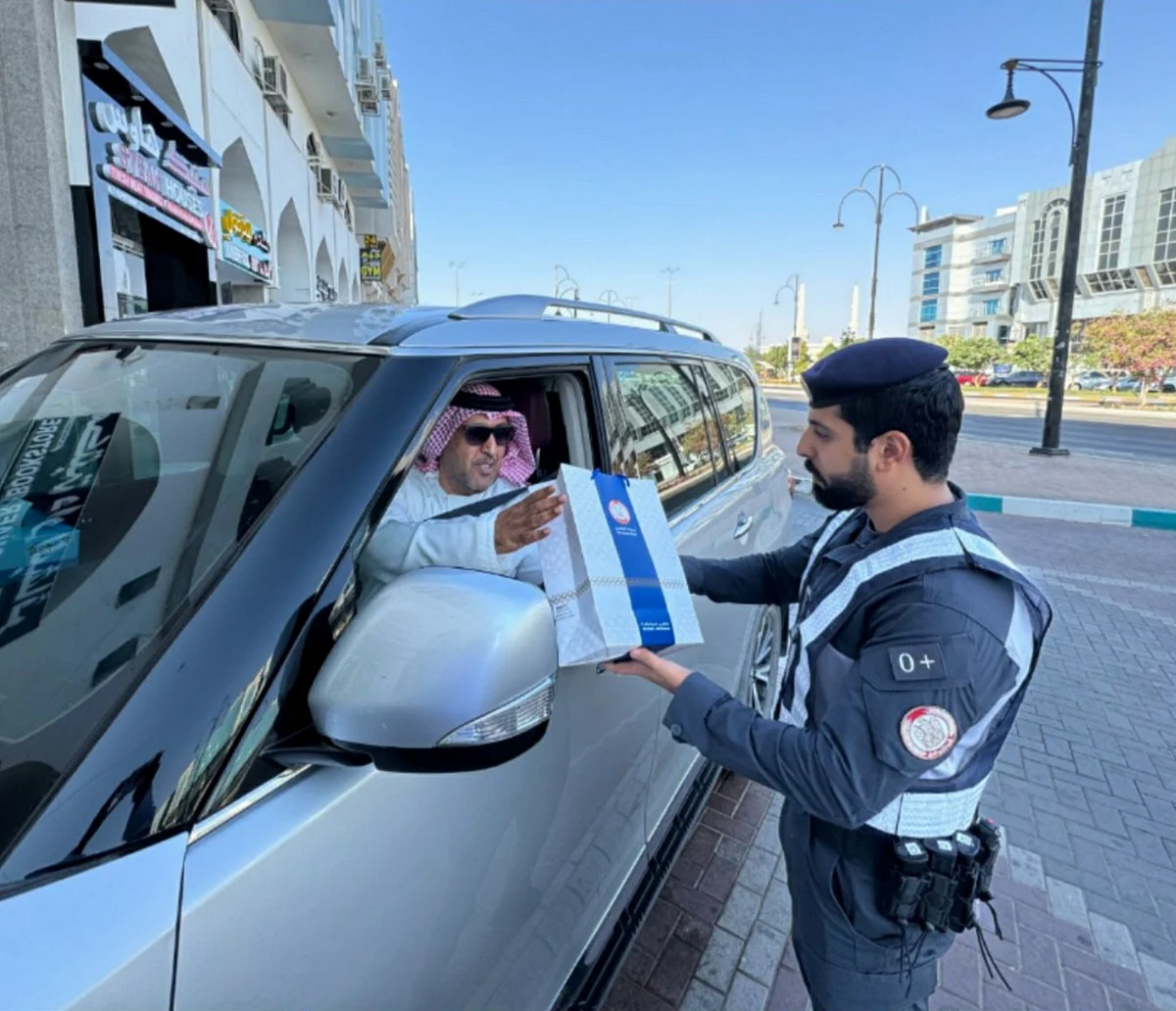UAE: Police surprise 60 drivers with gifts for following traffic rules ...