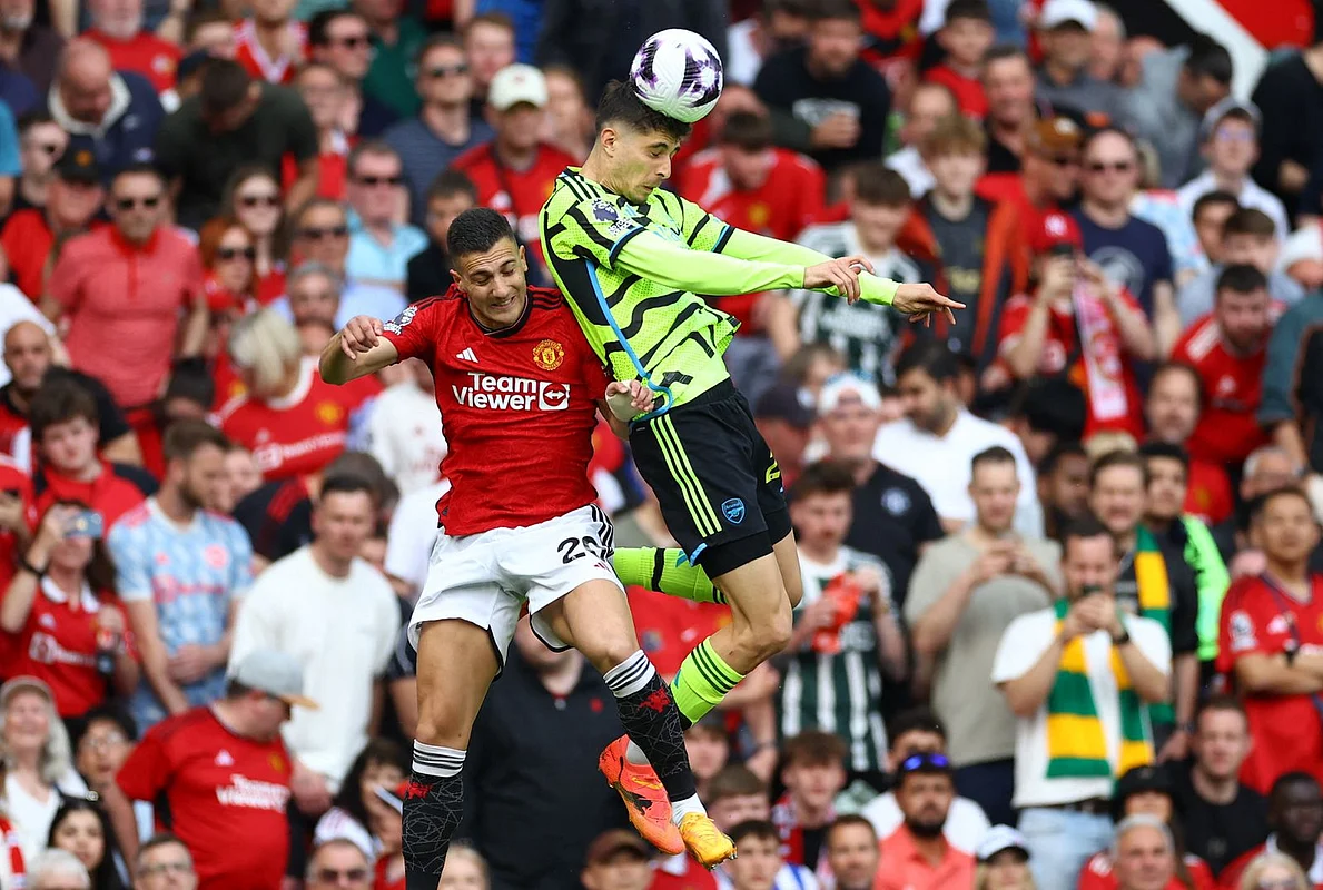 Arsenal beat Man United to keep the Premier League title dream alive ...