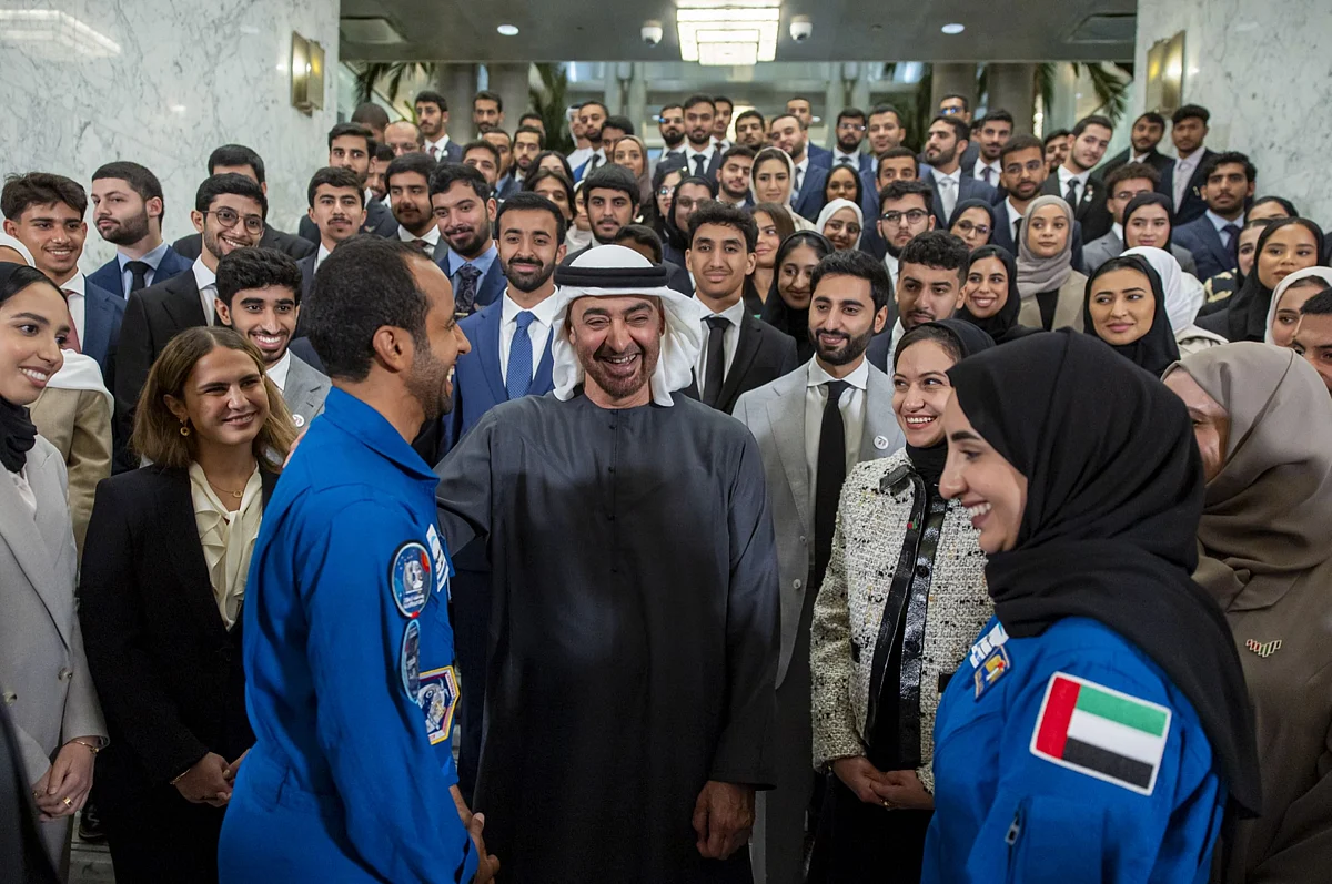 UAE President meets with NASA graduates, Emirati students in Washington ...