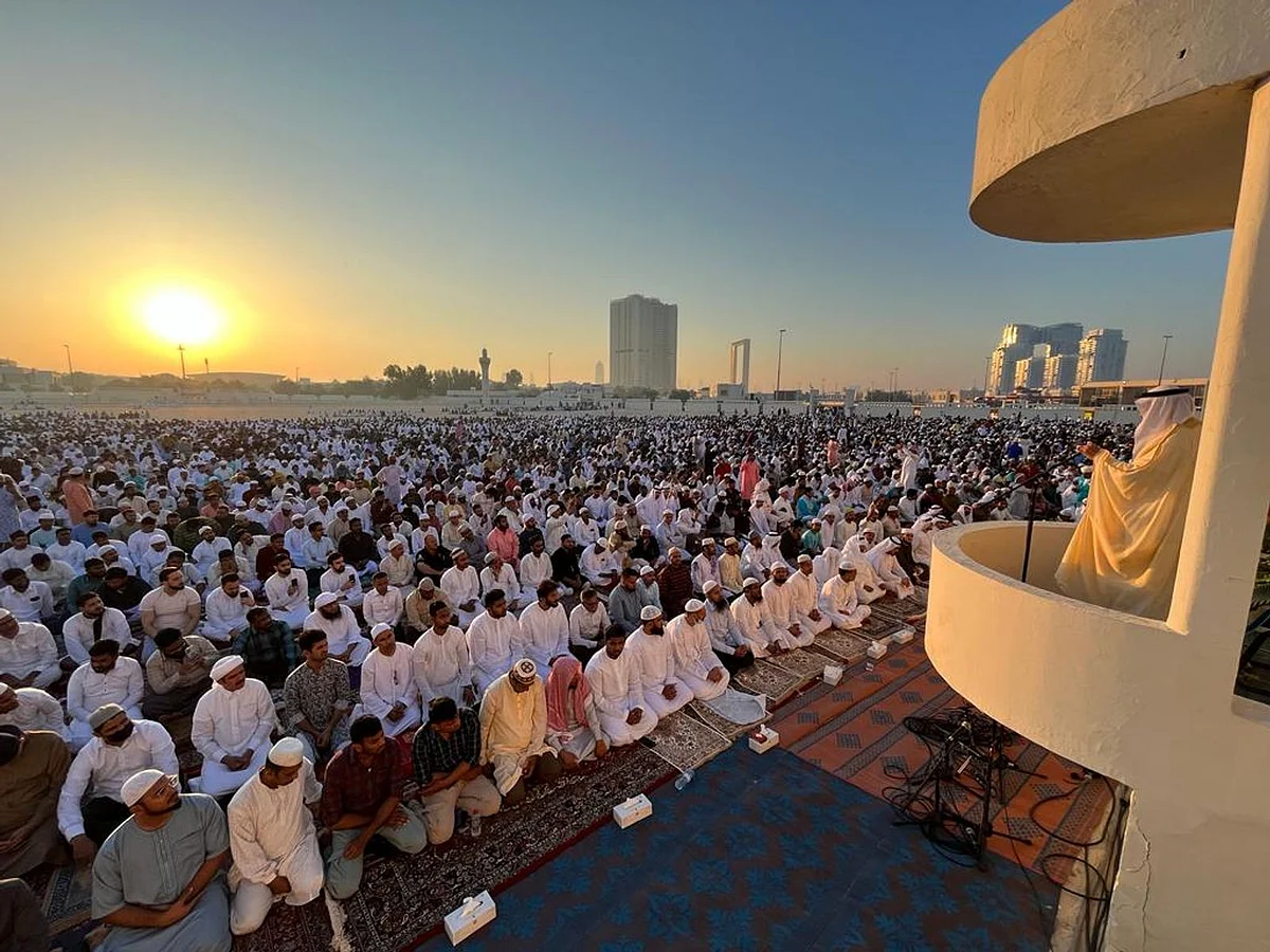 Look: Hundreds of Muslims offer Eid Al Fitr prayers, share greetings at ...