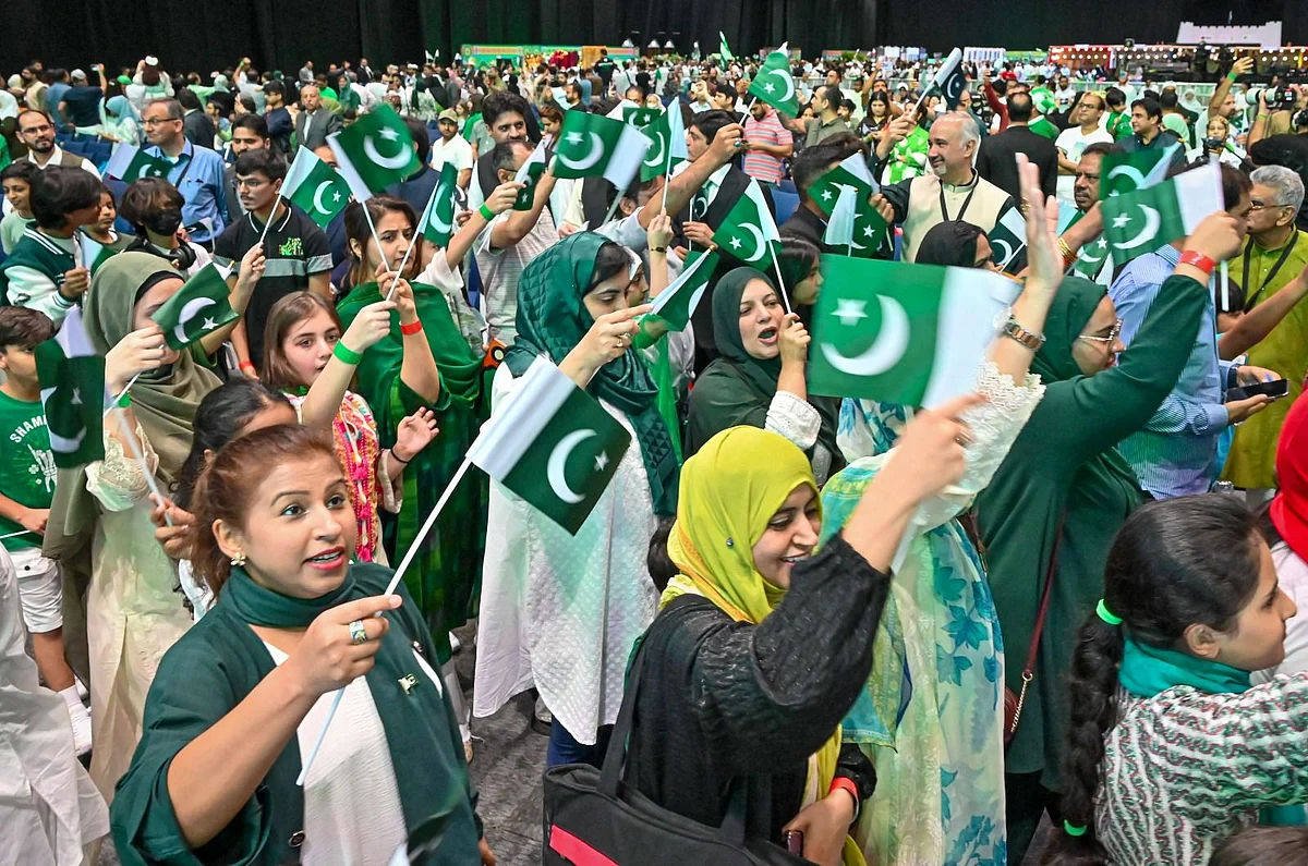 Look: Pakistanis in UAE celebrate Independence Day, country's first ...