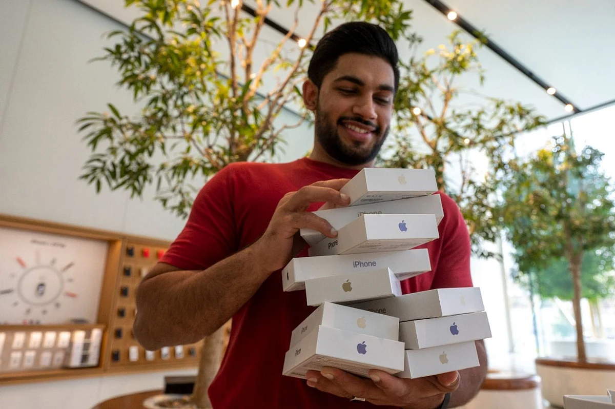 Dubai: Meet the Applehead who bought 10 iPhone 14 devices for his family