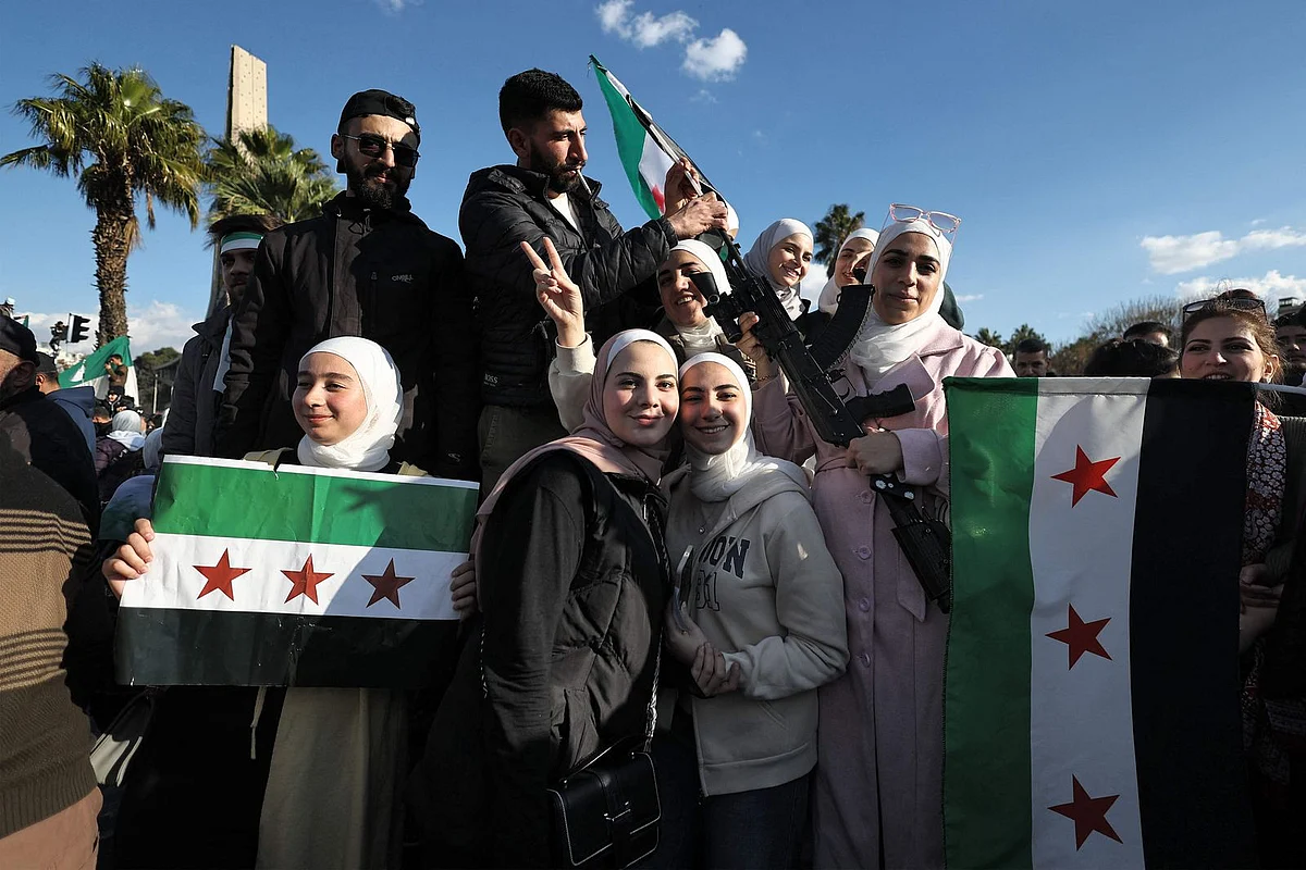 'Syria freed!': Thousands cheer at famous Damascus mosque | Khaleej Times