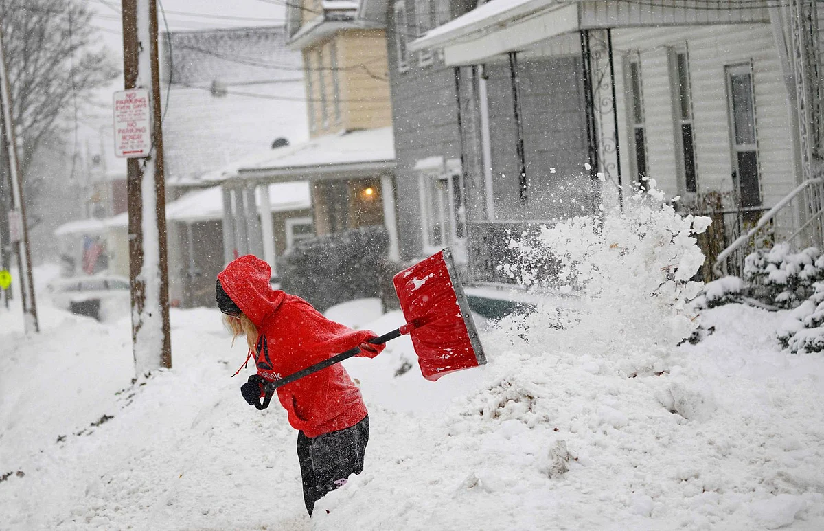 US: Massive storm begins to hammer several states with snow, ice ...