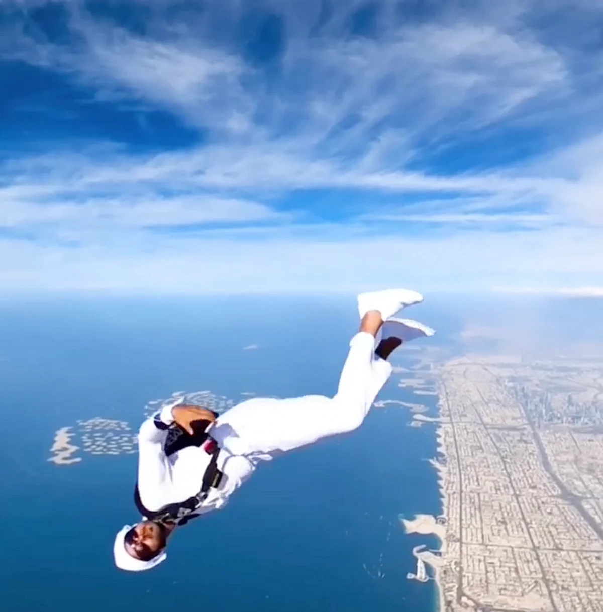 Viral videos: This Emirati goes skydiving, snowboarding in kandoora ...