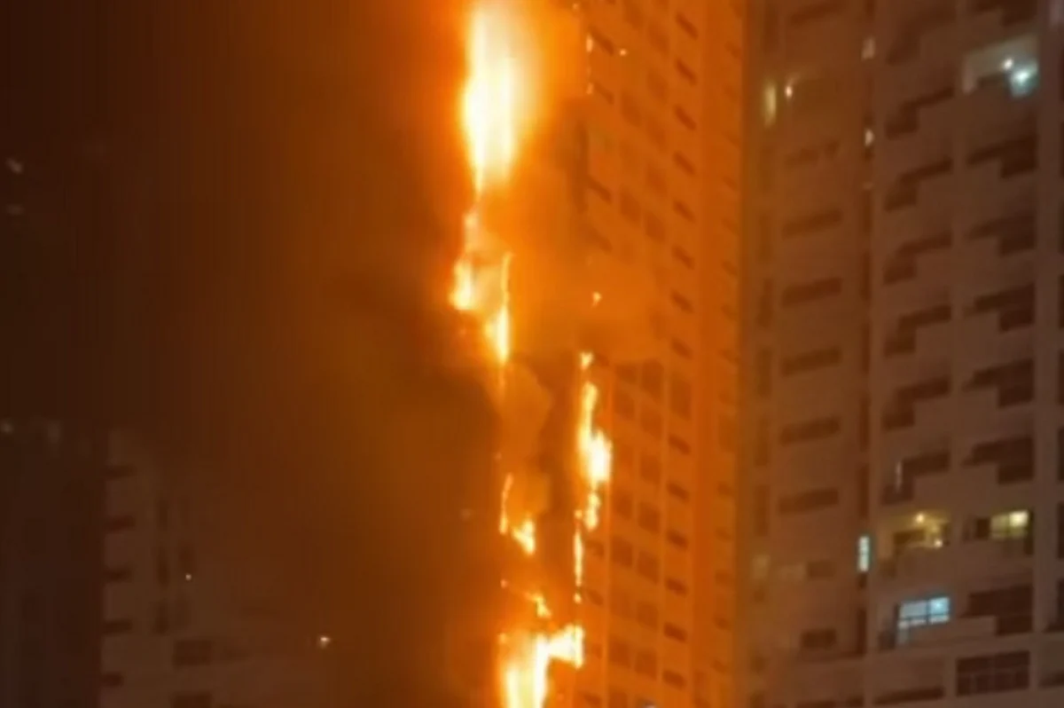 Video: Fire in residential building in UAE destroys 64 apartments, 10 ...