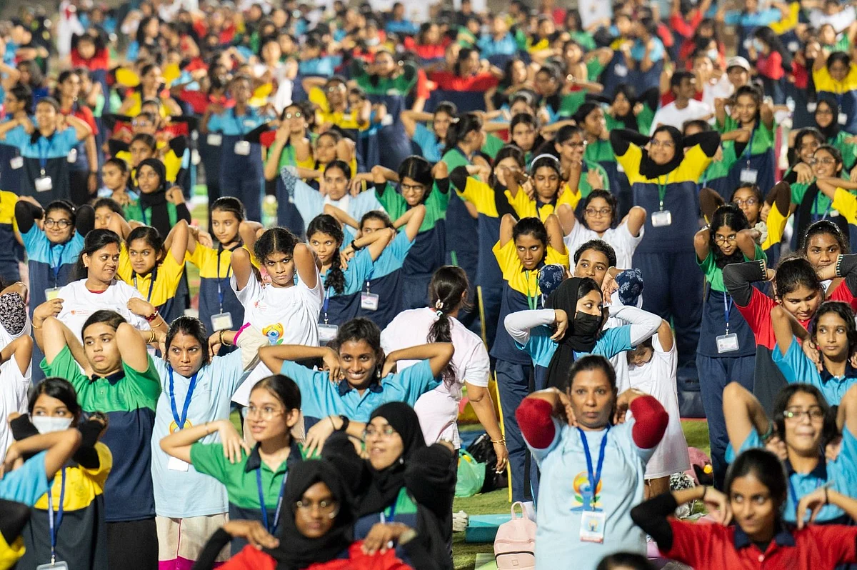 UAE: Residents, tourists come together in thousands for mass yoga ...