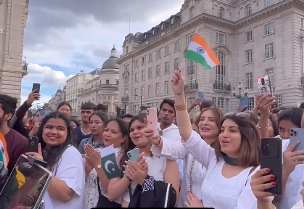 Watch: Viral UK Bollywood busker unites Indians, Pakistanis in London ...