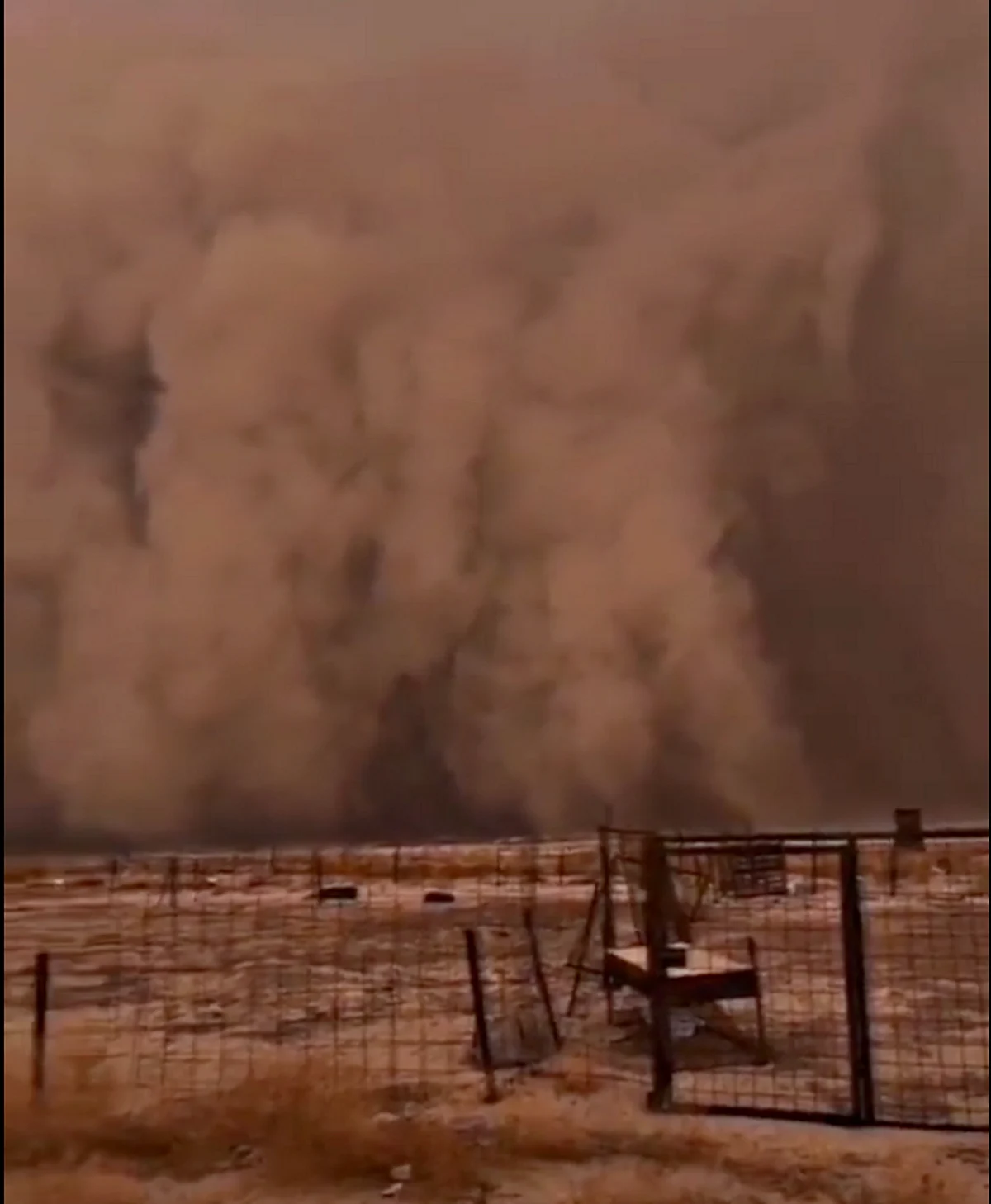 Video of Saudi sandstorm with red dust clouds engulfing Jeddah during ...