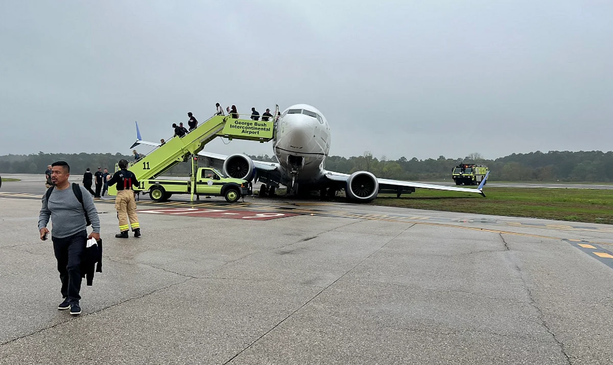 Aircraft rolls off runway, passengers deplaned in Houston | Khaleej Times