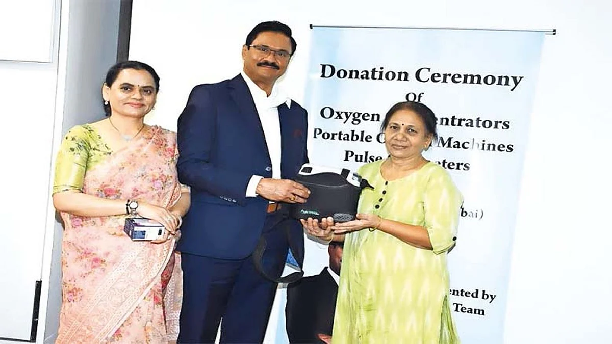 Dr Dhananjay Datar gifts oxygen kits to patients | Khaleej Times