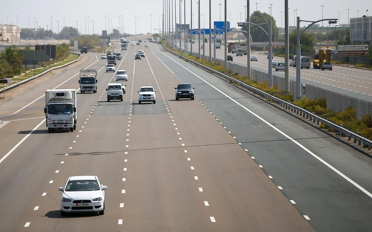 Look: Smooth traffic as UAE residents cross into Abu Dhabi without PCR ...
